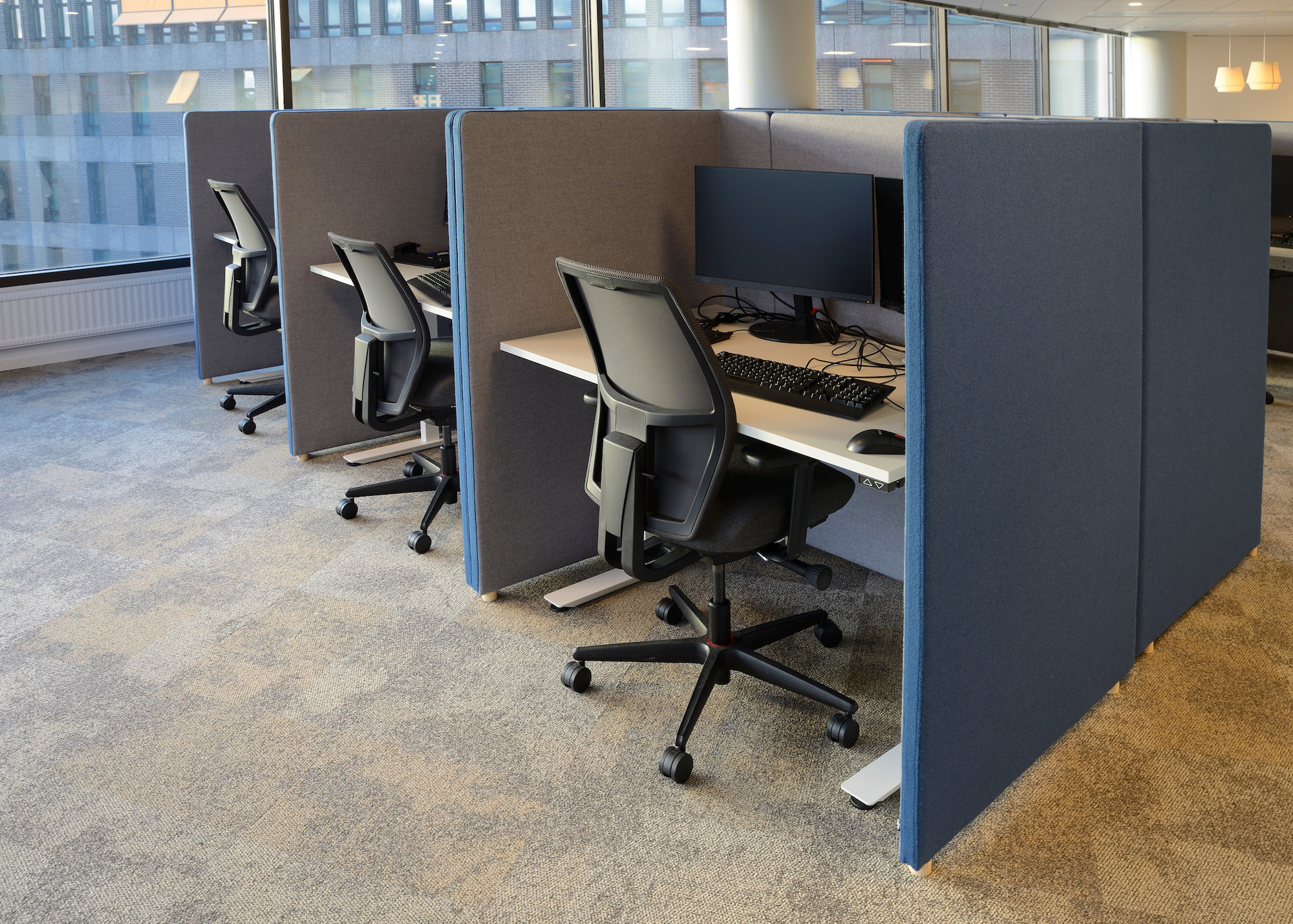 Office Cubicles Desks_Web - ROI Consulting Group